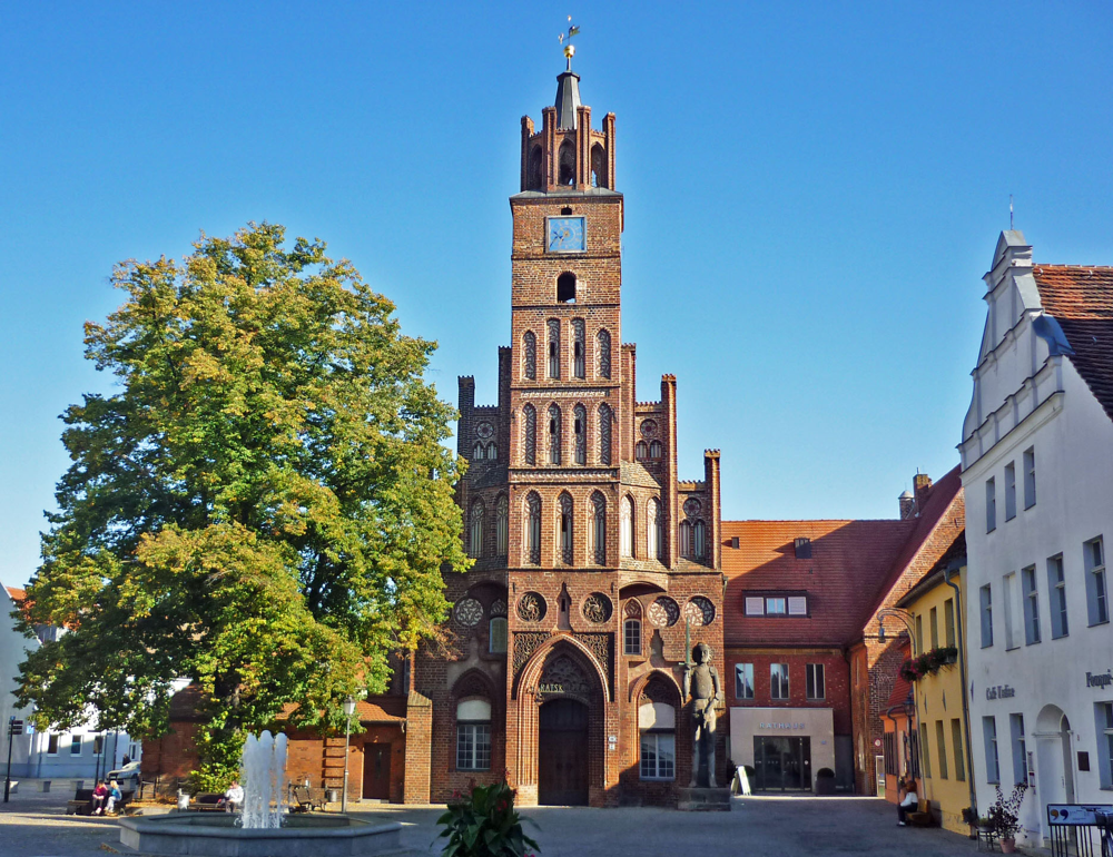 Der Roland und das Altstädter Rathaus in Brandenburg an der Havel ...
