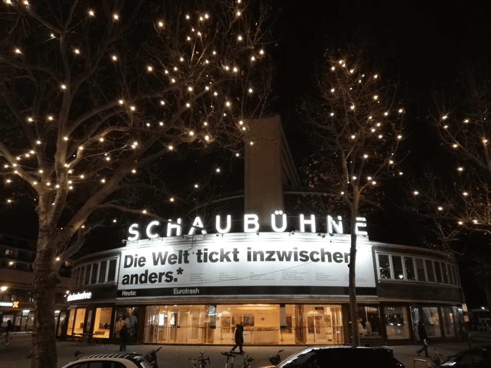 Die Schaubühne am Lehniner Platz in Berlin – von Birken, einer Platane und tollem Theater ...